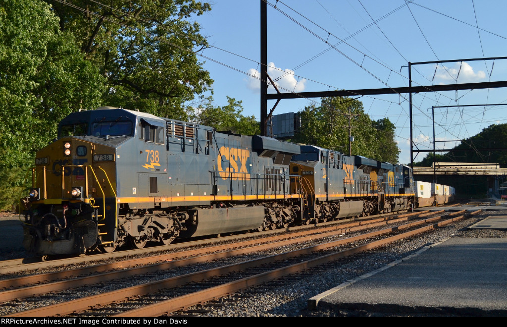 CSX ES44AH 738 leads Q034-22